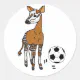 Pegatina Redonda Funny Okapi Jugando Al Personalizado De Fútbol | Zazzle.es